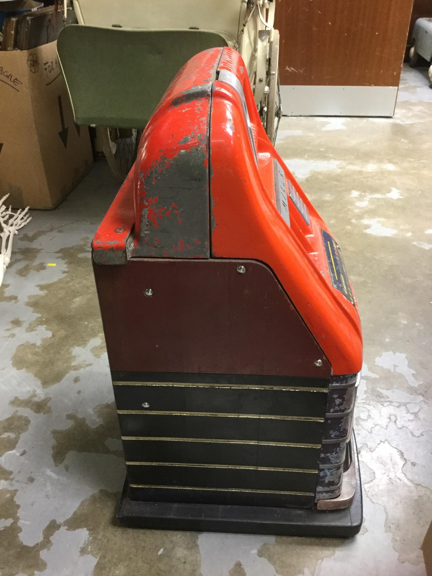 Lot 1111 - Vintage Mills One arm bandit slot machine