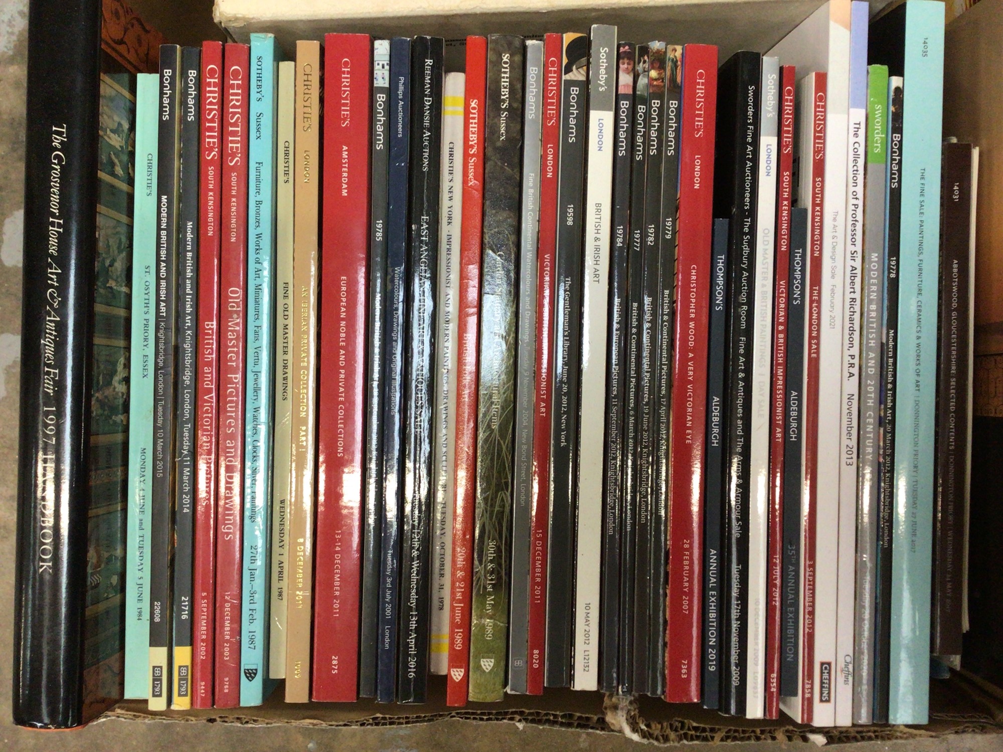 Lot 123 - Box of auction catalogues to include