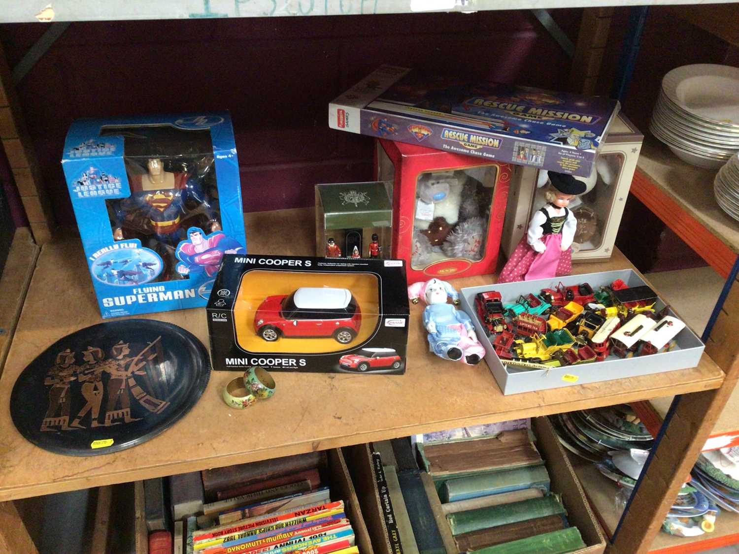 Lot 512 - Sundry items, including toys in original