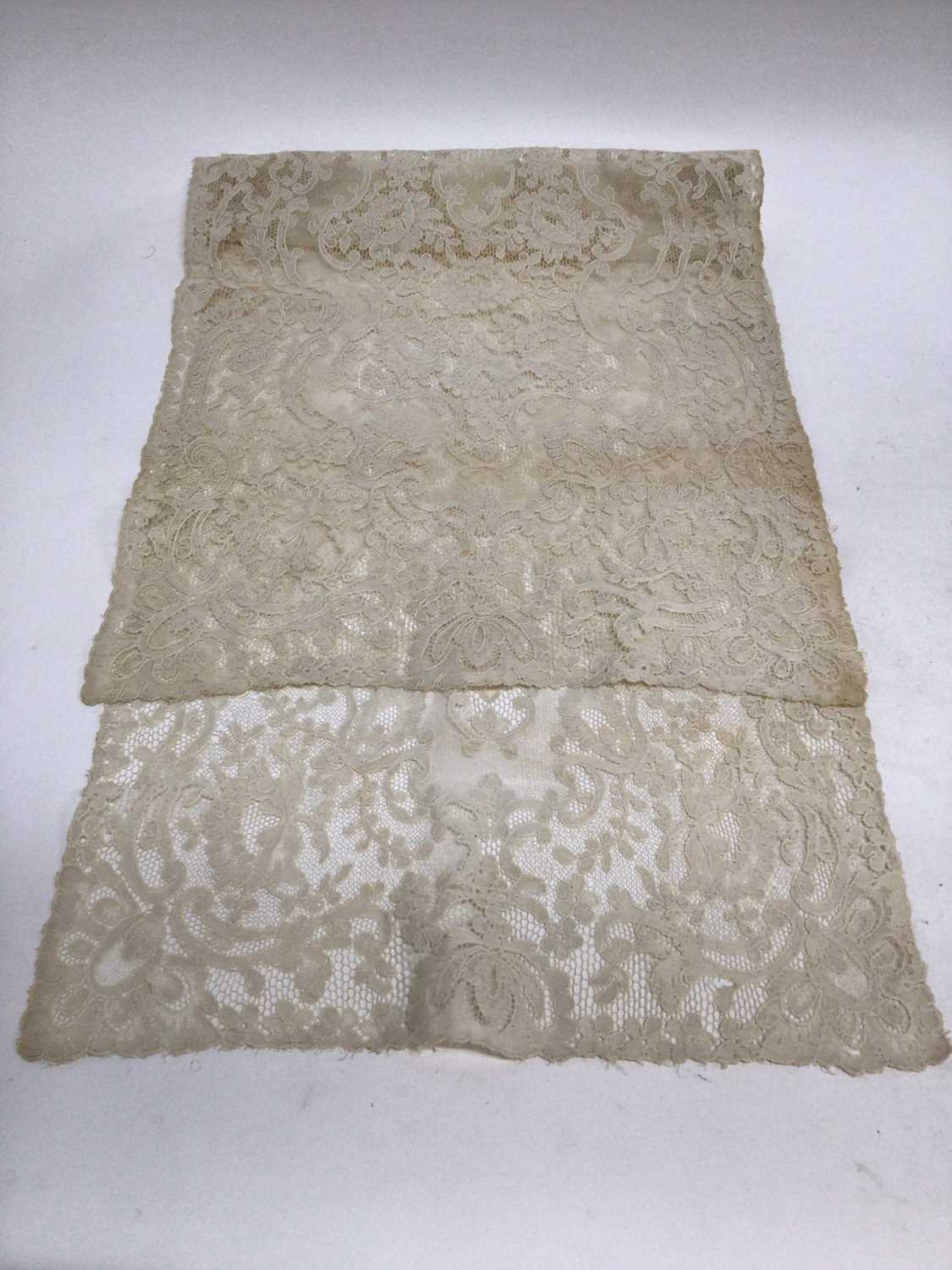 Lot 1930 - A small selection of lace including