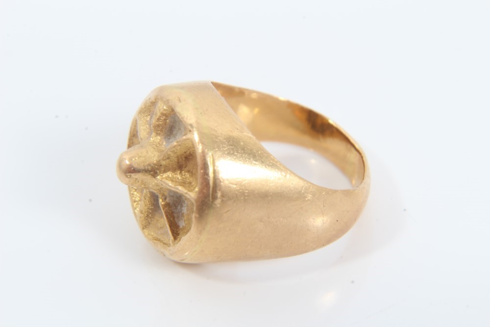 Lot 179 - Yellow metal signet ring with target style