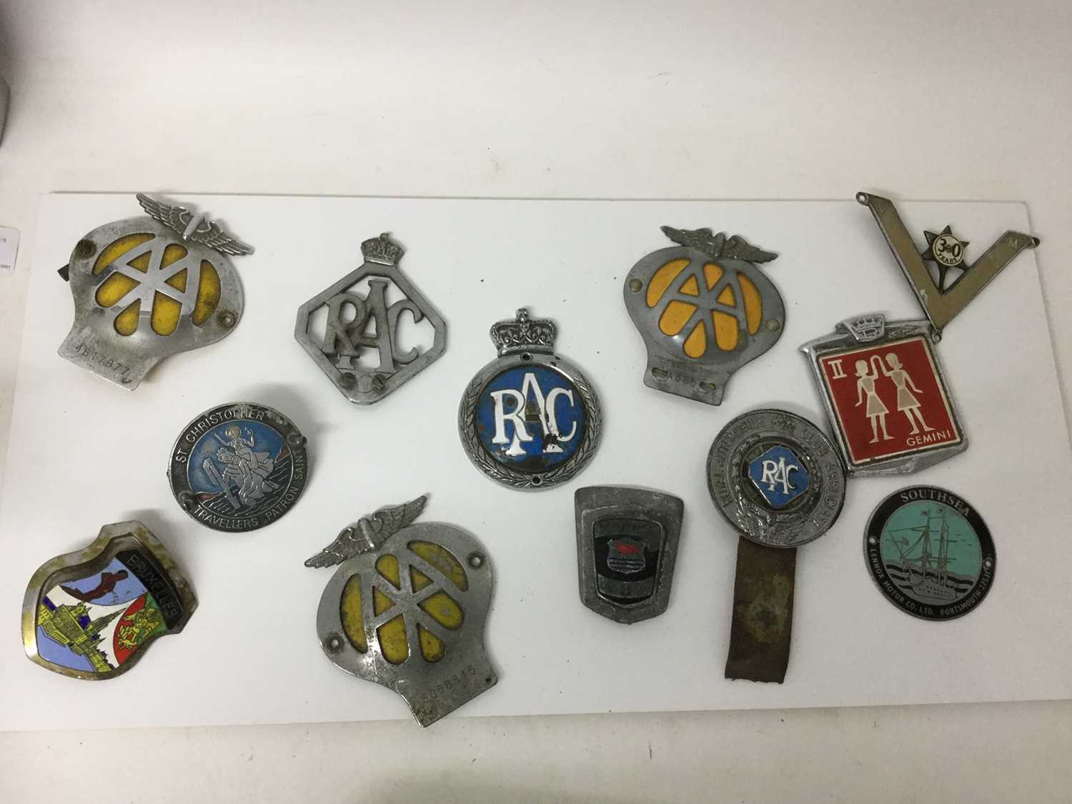 Lot 1869 - Lot 1950s - 1970s car badges including AA