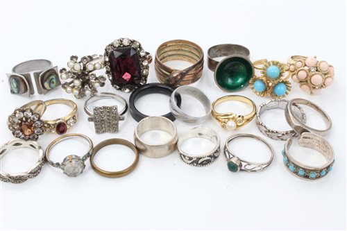 Lot 1548 - Silver gem set flower-head ring, silver and