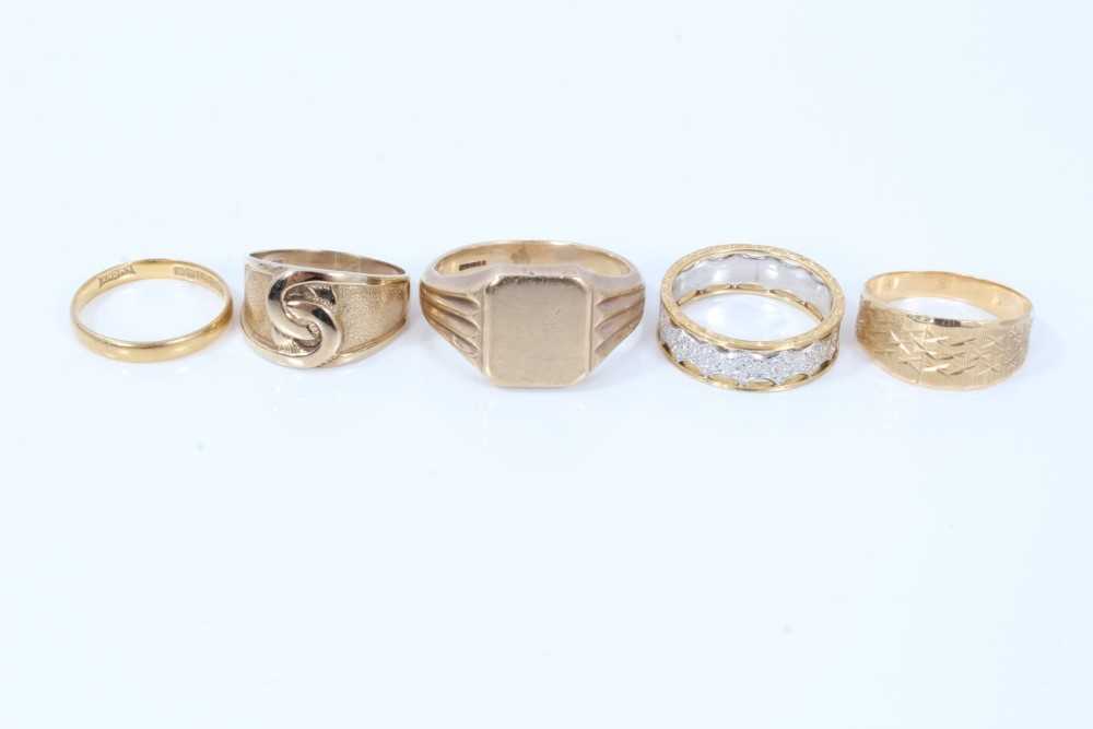 Lot 584 - 9ct gold signet ring, 22ct gold wedding ring,