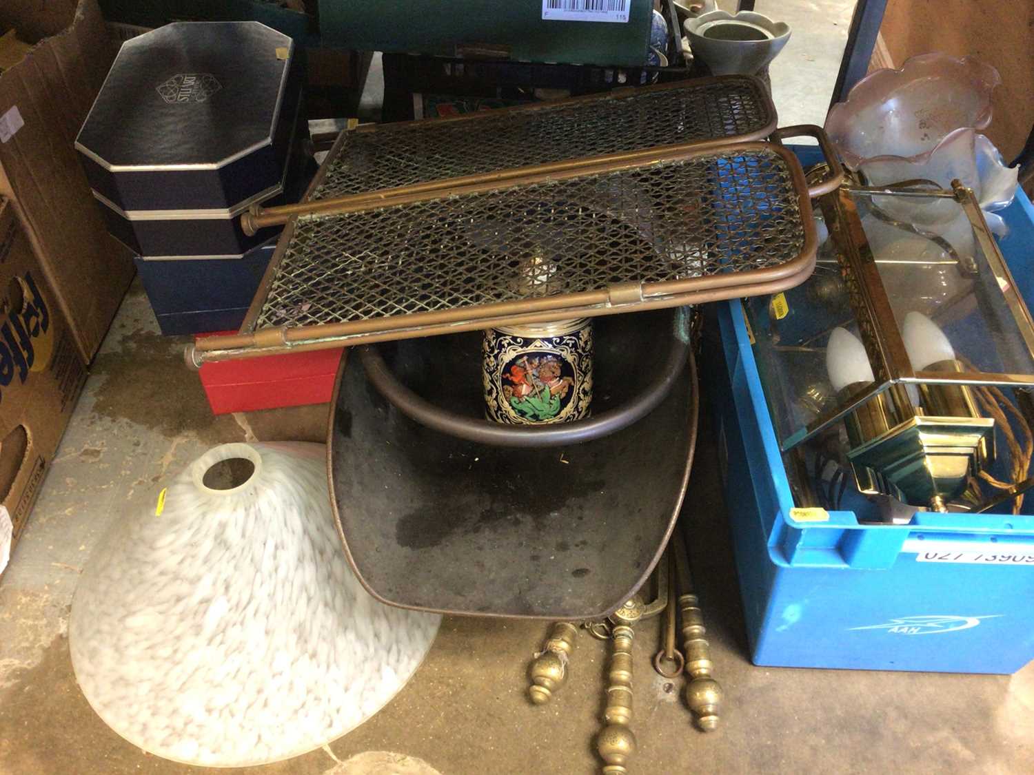 Lot 427 - Good quality brass rise-and-fall pendant