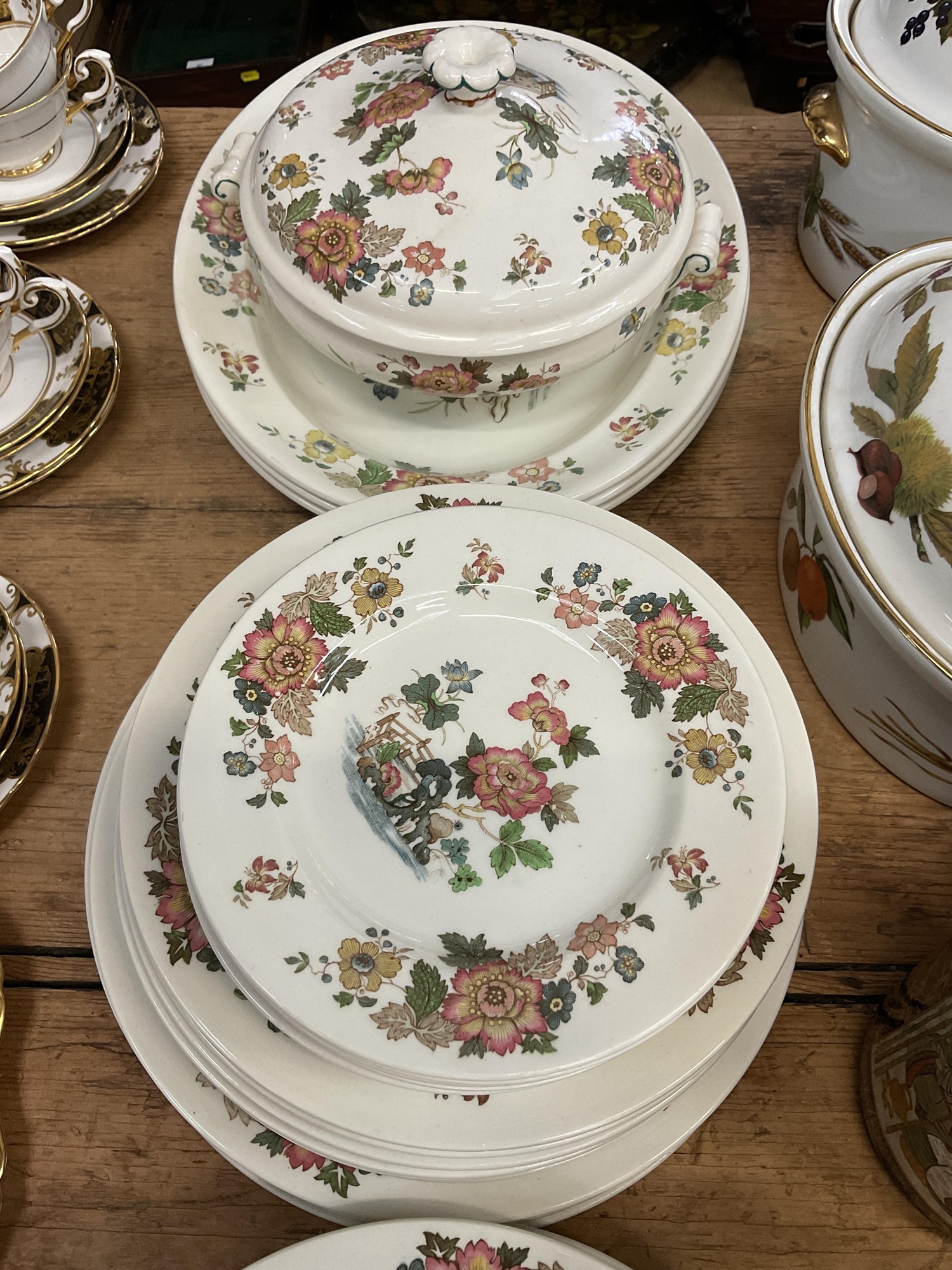 Lot 15 - Wedgwood Eastern Flowers pattern eight place