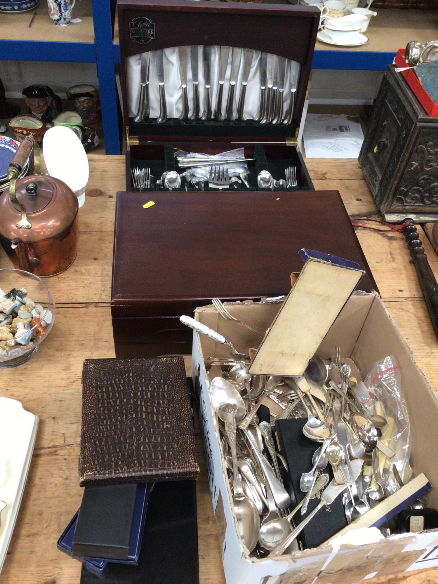 Lot 69 - 2 canteens of Arthur Price cutlery and