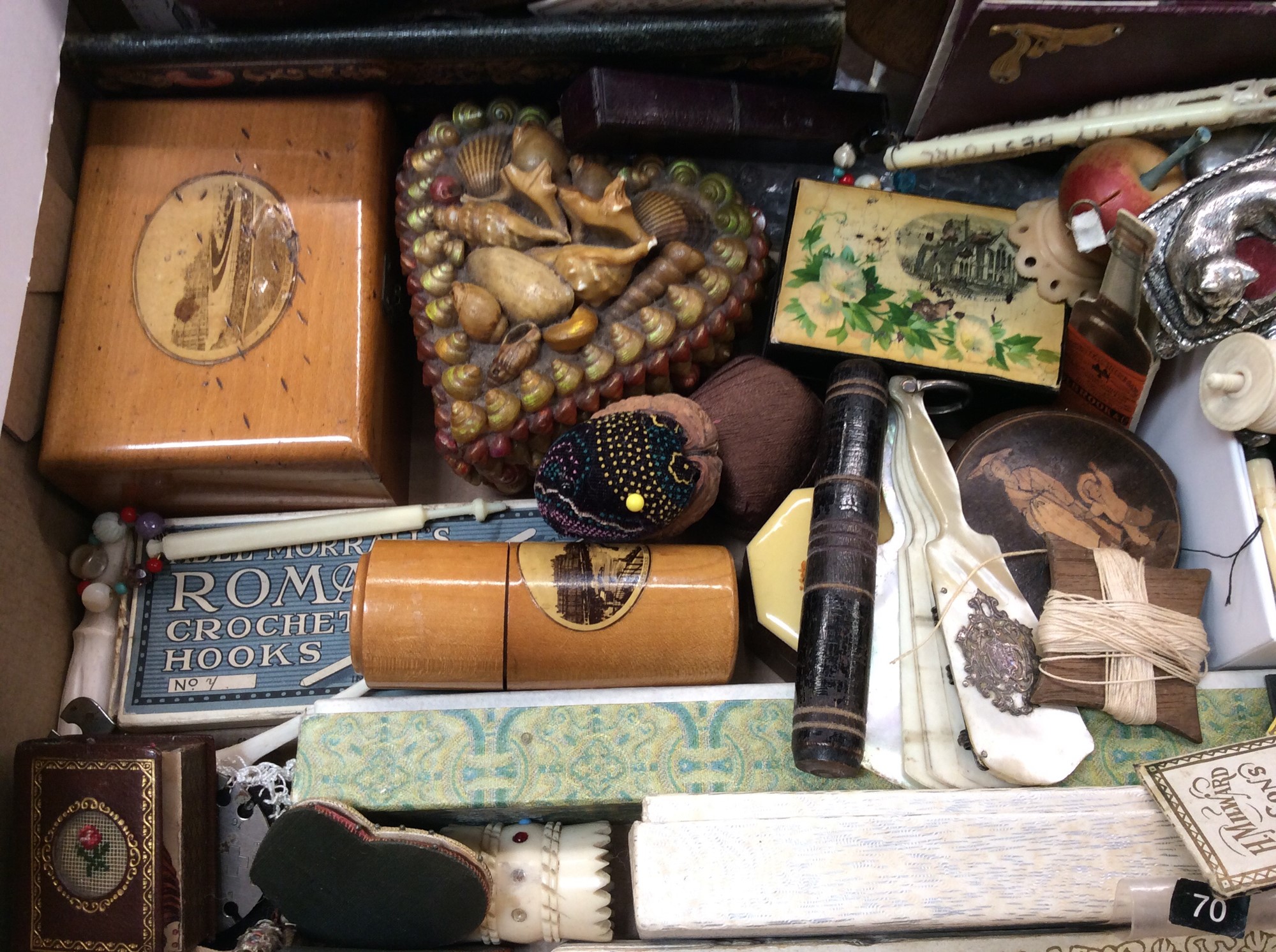 Lot 113 - Assorted antique sewing tools and