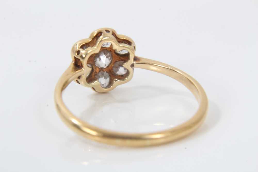 Lot 208 - 18ct gold diamond flower head cluster ring
